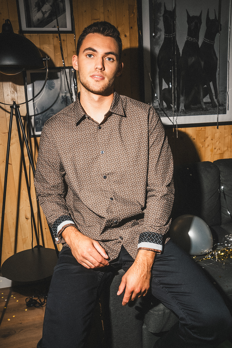 La chemise marron imprimée all-over avec revers contrastes chemise chic ...